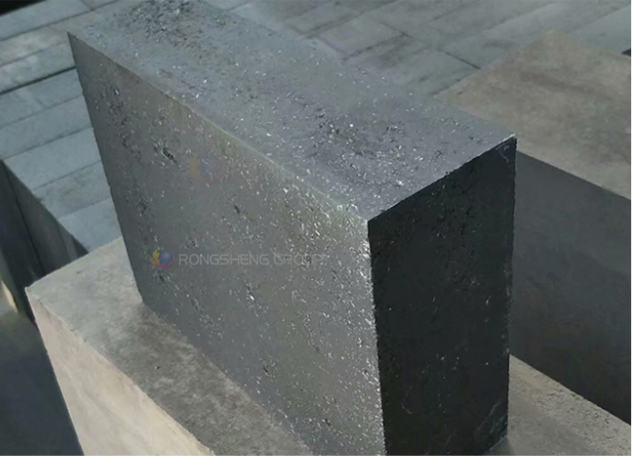 Introducción al proceso de producción de ladrillos de carbono magnético.